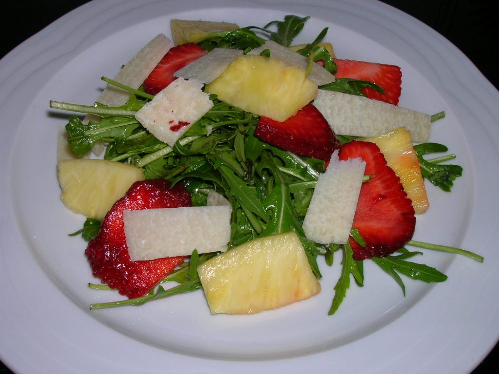 Amanida de ruca, fruita i parmesà